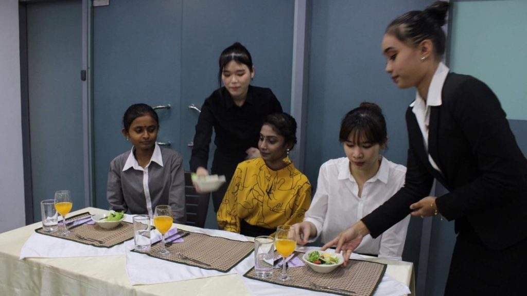 Airline Basic Safety and Meal Service Classes 基本安全措施，紧急救护及机舱服务 - Flight ...