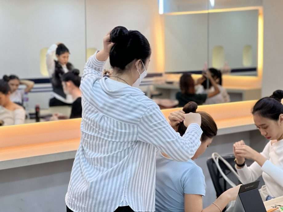 Grooming Classes - Flight Attendant Training - Cabin Crew Malaysia Academy
